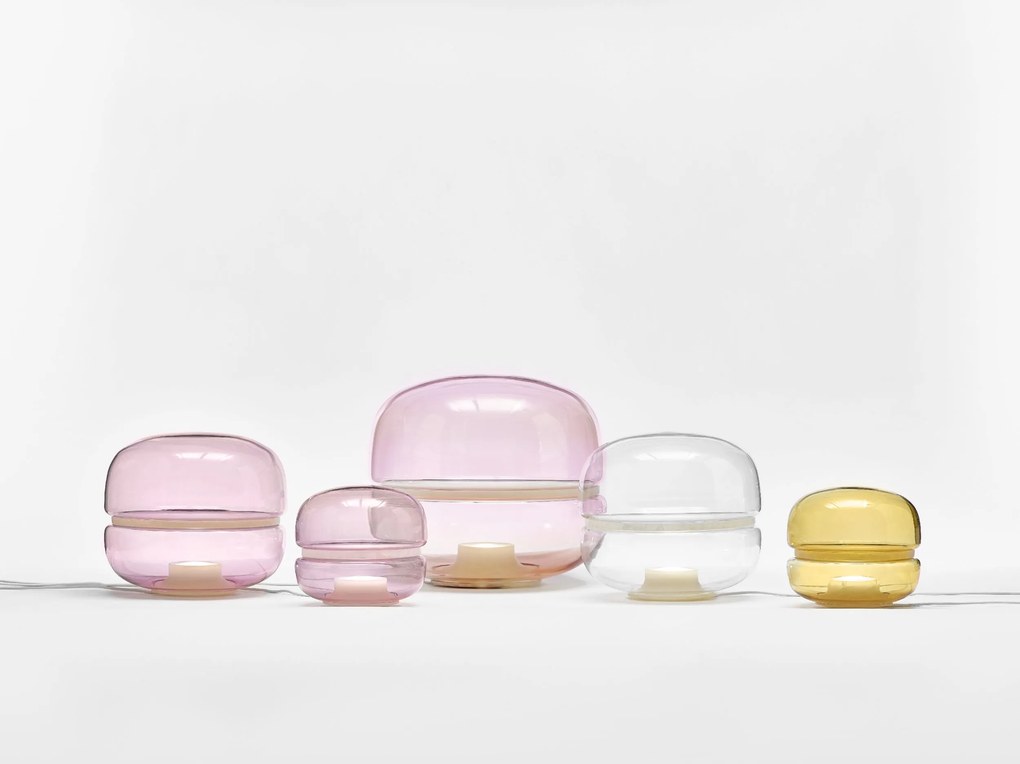 Designová stolní lampa Brokis Macaron L, PC1040 Barva skla: Šedá kouřová - transparentní sklo, Základna: Dub evropský - bíle mořený (CSFB1575), Disk: Onyx bílý (CSOP1532)