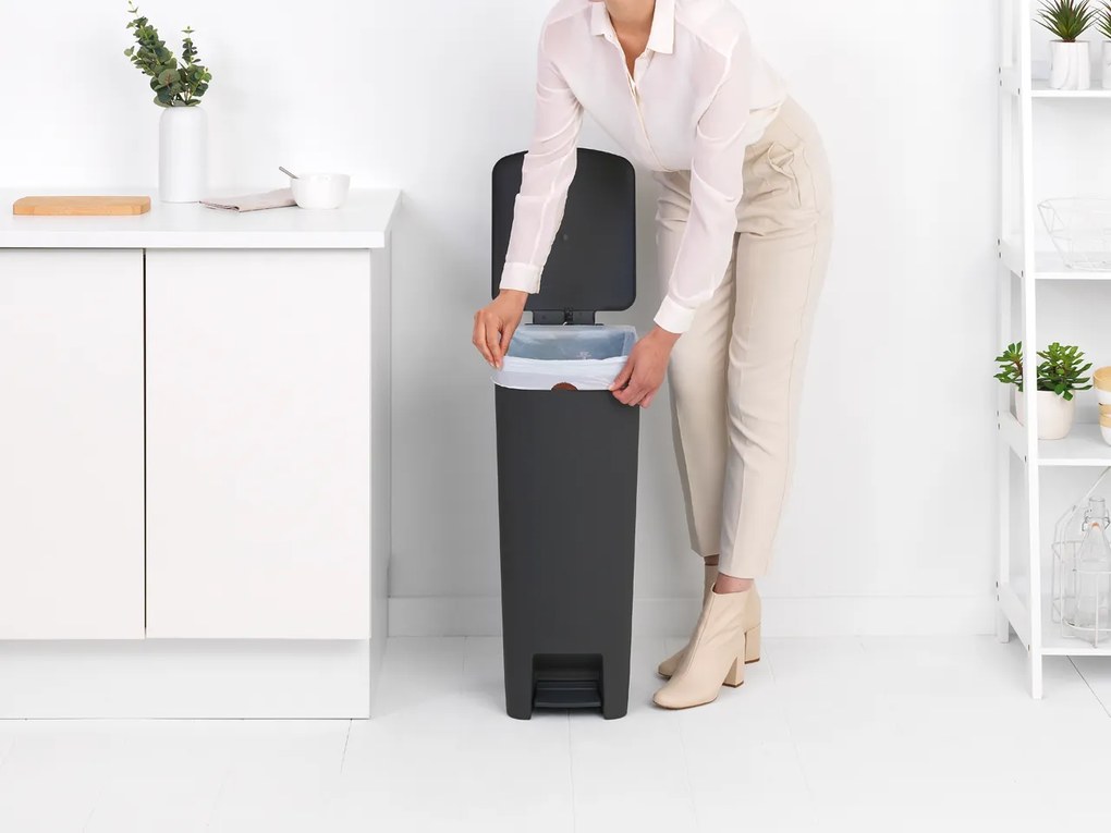 Brabantia STEPUP Pedálový odpadkový koš 40 l - šedá