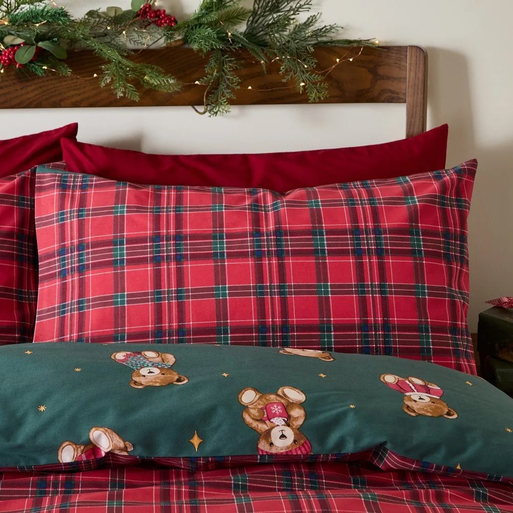 Červené/tmavě zelené povlečení na jednolůžko 150x120 cm Christmas Tartan Teddy Bear – Catherine Lansfield