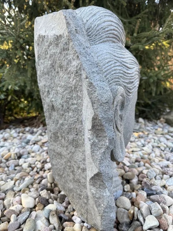 Hlava Buddha z říčního kamene – ručně tesaná 50 cm