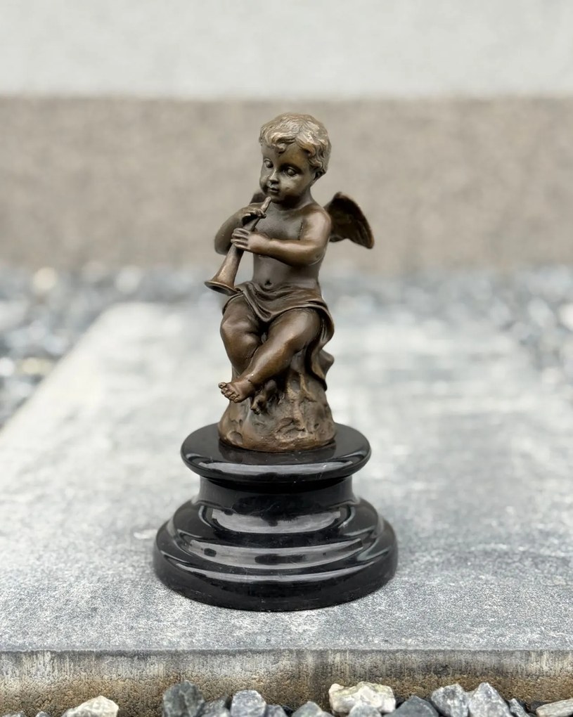 Bronzová socha - Putto s flétnou - andělská soška dítěte