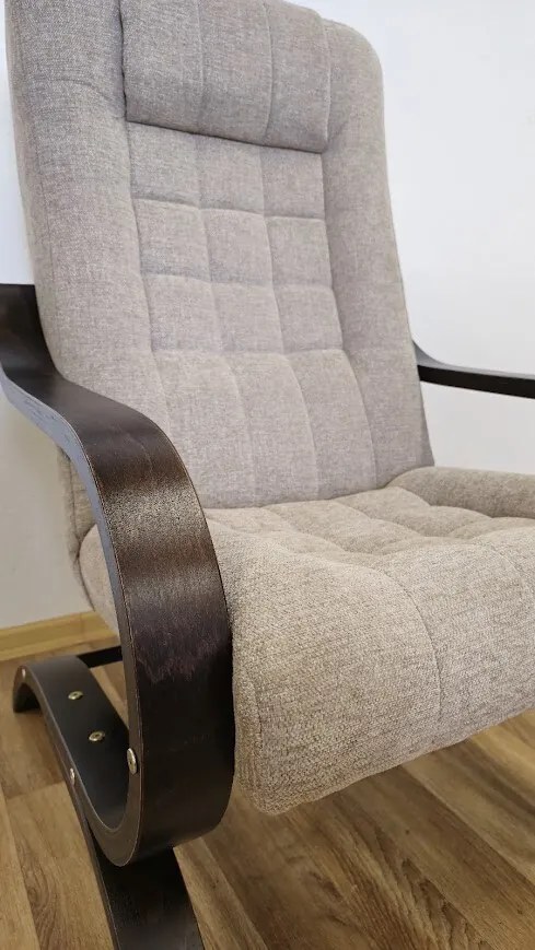 Čalouněné křeslo s dřevěnými područkami BARI , béžovo hnědé