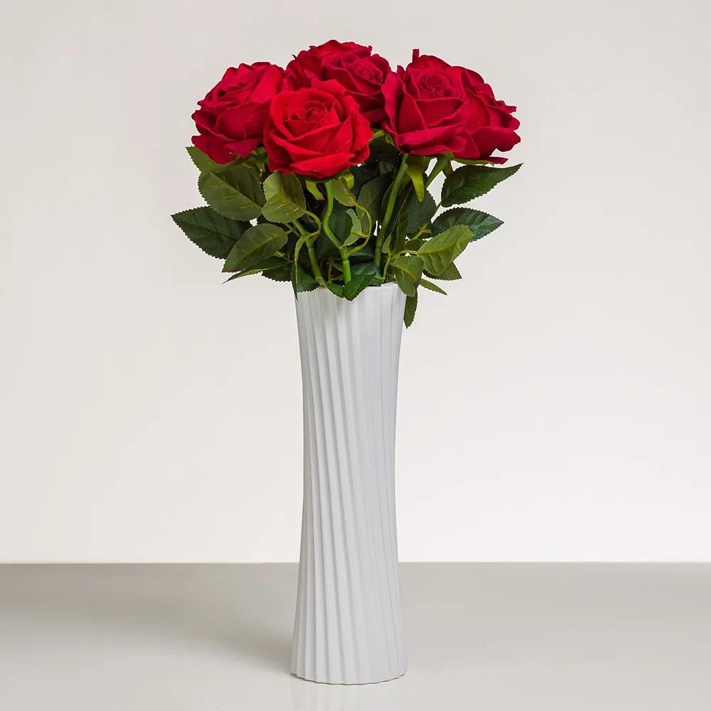 Dokonalá sametová růže LILI červená. Cena je uvedena za 1 kus.