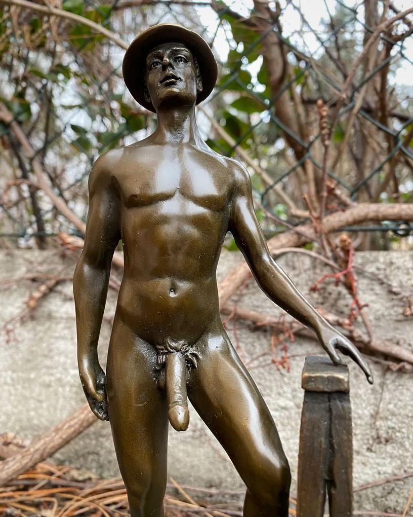 Erotická bronzová socha - Nahý muž s kloboukem