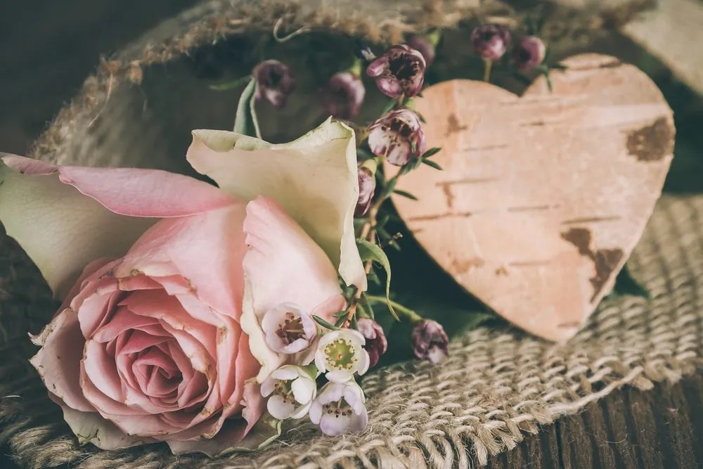 Obraz romantická růže a srdíčko v jutě