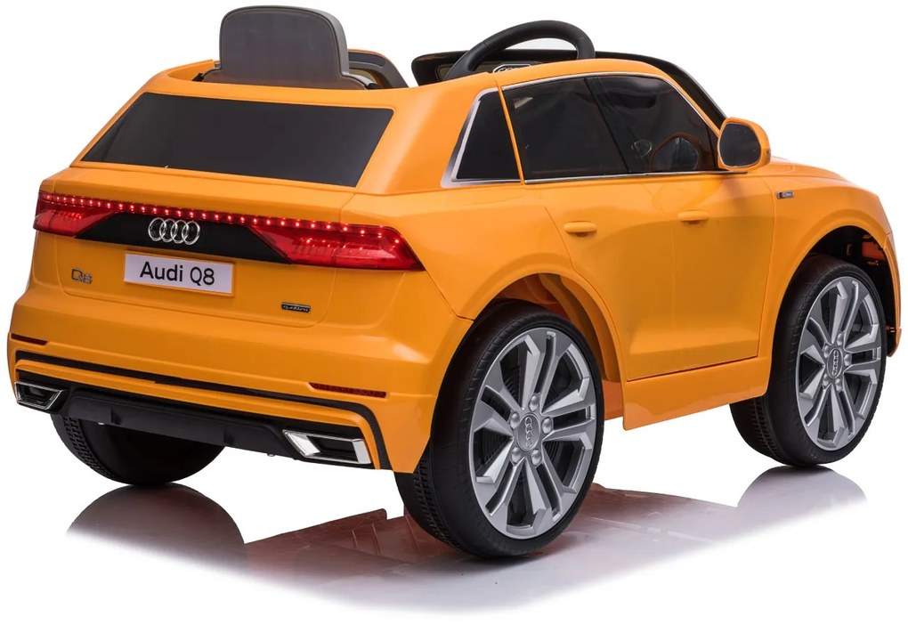 Dětské elektrické autíčko s dálkovým ovládáním BestBerg BBCC-70O – Audi Q8 / nosnost 30 kg / Li-Ion baterie / oranžová