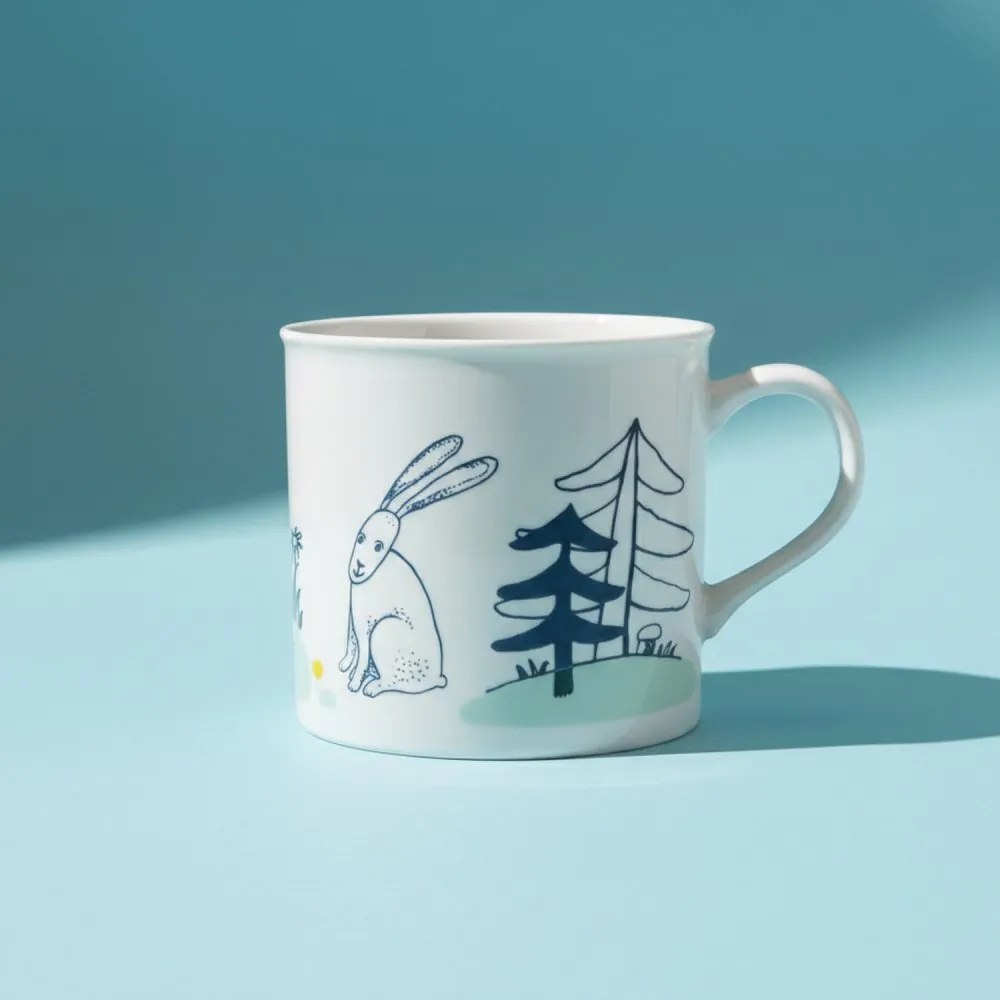 Porcelánový hrnek Zajíček na paloučku, 250 ml – s českým autorským designem v pohádkovém stylu
