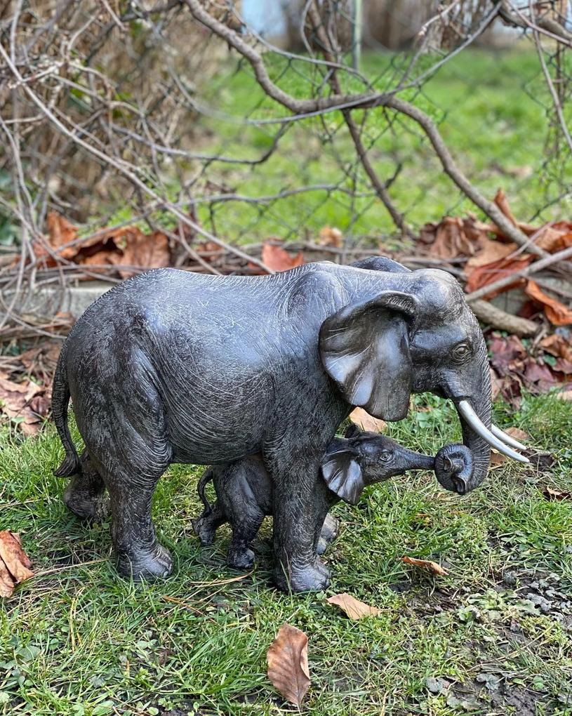 Soška slonice s mládětem 1
