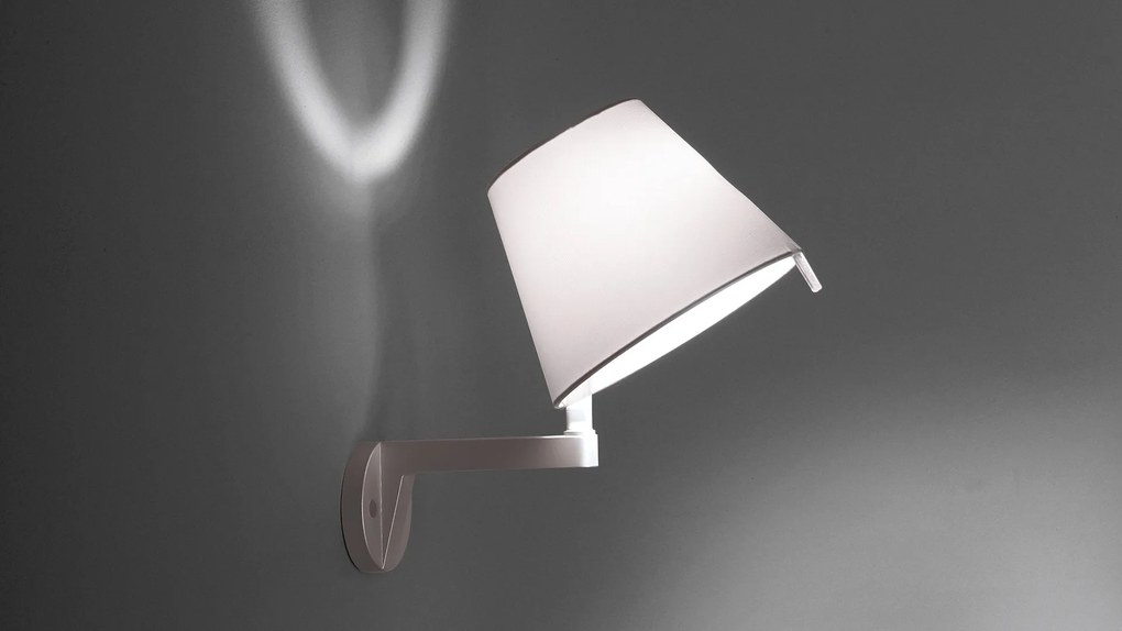 Artemide 0720010A Melampo, nástěnná designová lampička k posteli ve stříbrné úpravě bez vypínače, 1x42W E14, výška 35cm