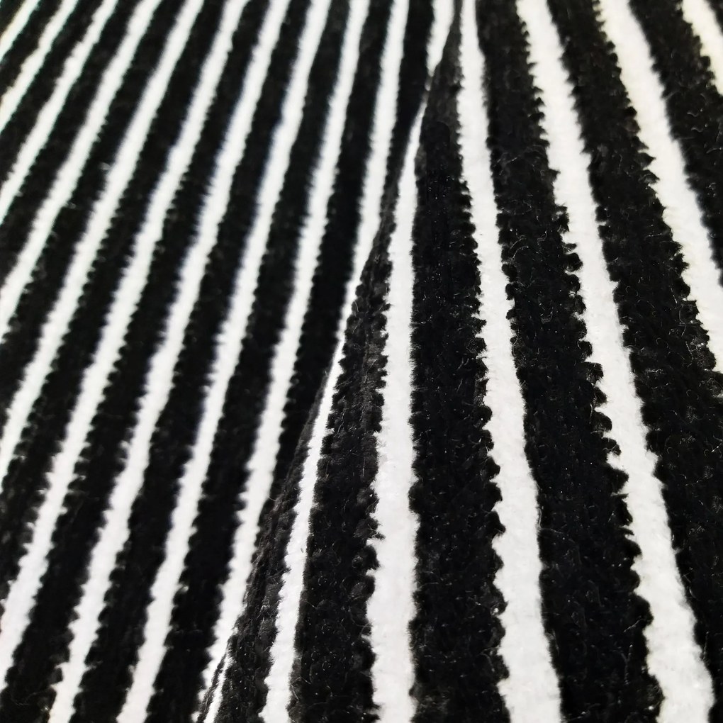Protiskluzový černo bílý koberec do obývacího pokoje