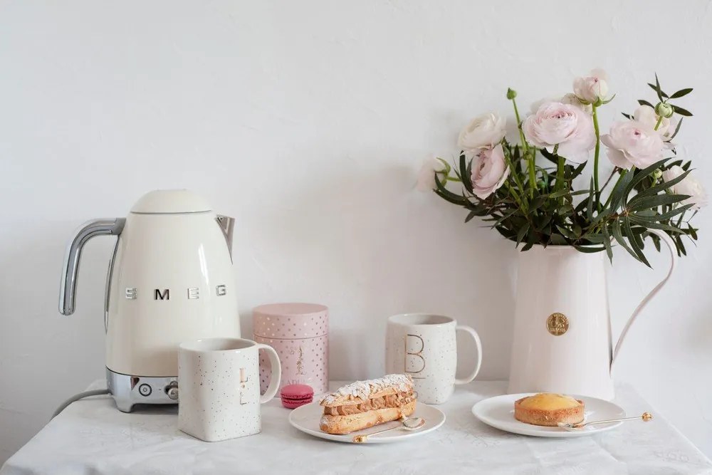 Krémová rychlovarná konvice z nerezové oceli 1,7 l Retro Style – SMEG