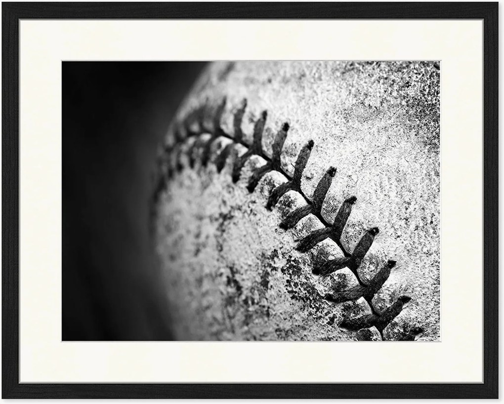 Zarámovaná fotografie Old Worn Baseball, v různých velikostech