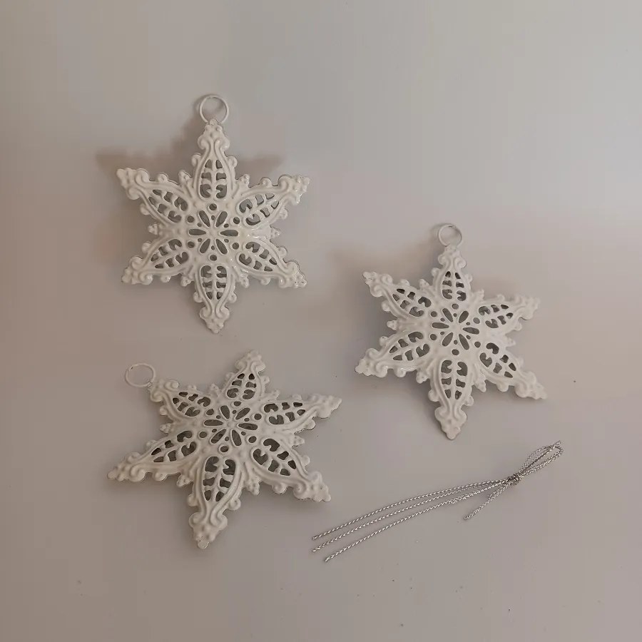 Vánoční ozdoby na stromeček kovové vločky 10 × 7,7 cm, bílá, balení 3 ks