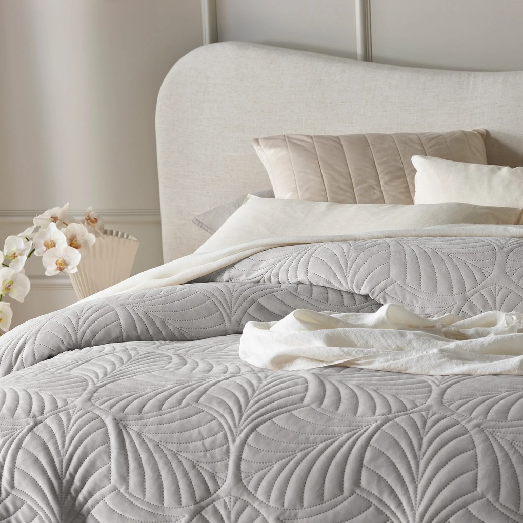 Room99 Přehoz na postel Feel Listy Jednobarevný Prošívaný Barva: Světle šedá, Velikost: 170 x 210 cm