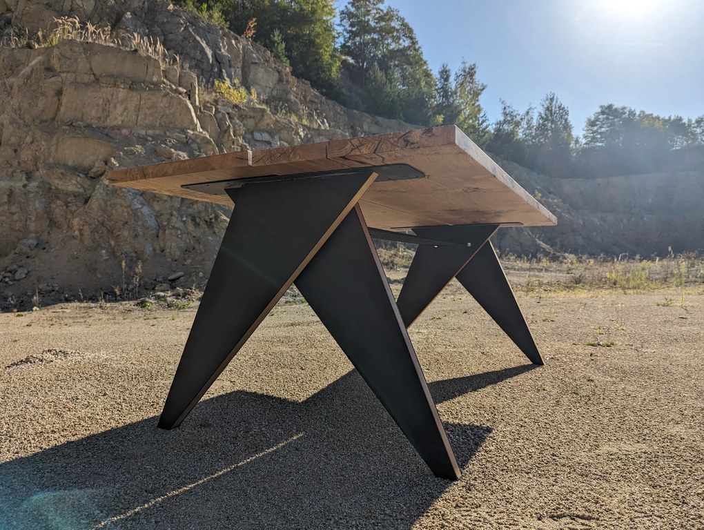 Jídelní stůl z dubového masivu Héfaistos v industriálním designu Velikost Desky: 2500x1000 (mm)
