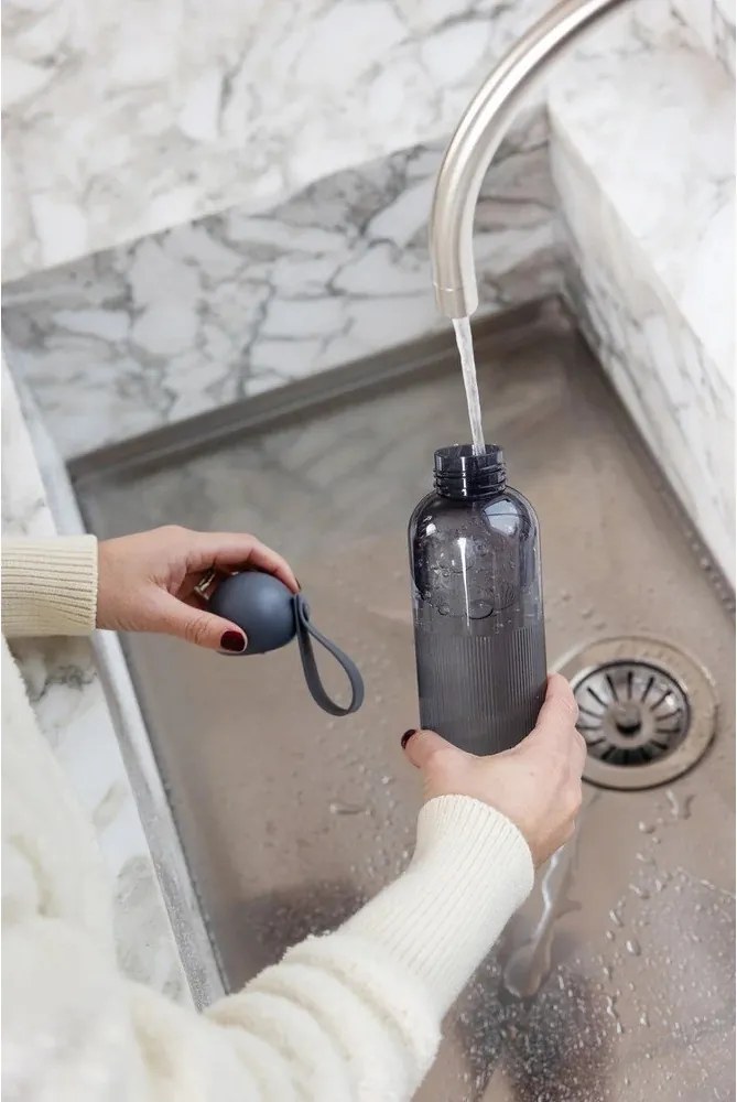 Tmavě šedá cestovní lahev z recyklovaného plastu 650 ml Ture – Sagaform