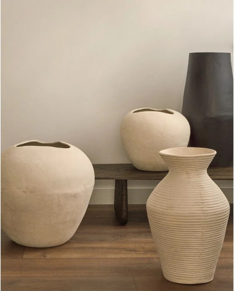 Krémová vysoká váza z papírmaše (výška 51 cm) Pria – Kave Home