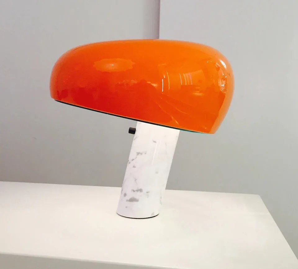 Flos Snoopy, designová stolní lampa se stmívačem v kombinaci oranžové a mramoru, 1x150W E27, výška 36,9cm
