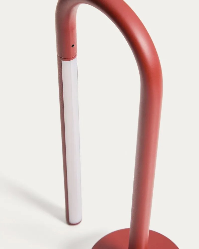 Červená kovová LED stolní lampa (výška 30 cm) Bow – Kave Home