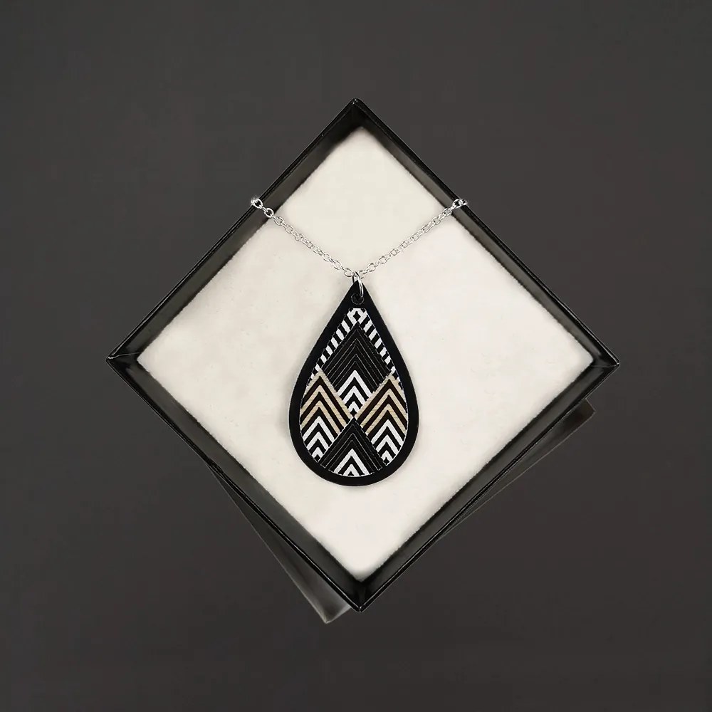 AMADEA Dřevěný příívěsek na krk kapka, 5x3 cm, český výrobek