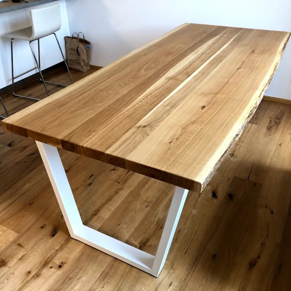 KULHÁNEK Designový stůl s rustikální hranou a zkosenou podnoží Velikost desky: individuální, Odstín podnože: černá s jemnou strukturou - JS RAL 9005