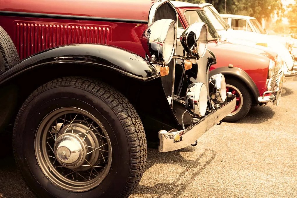 DIMEX | Samolepicí vliesová fototapeta na zeď Detail vintage automobilu MA-5-2740 | 375 x 250 cm | červená, černá, metalická