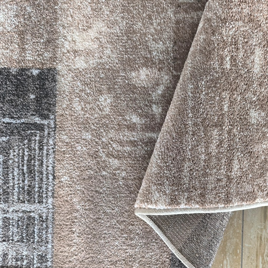 DY Hnědý koberec s geometrickým vzorem Panamero 24 Rozměr: 60x100 cm