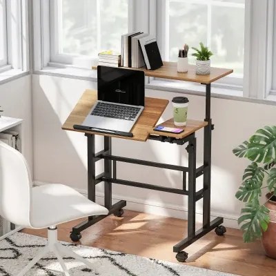 HOMCOM sedací‑stojací stůl 70 x 60 cm – výškově nastavitelný, s kolečky a naklápěcí deskou stolu, hnědý