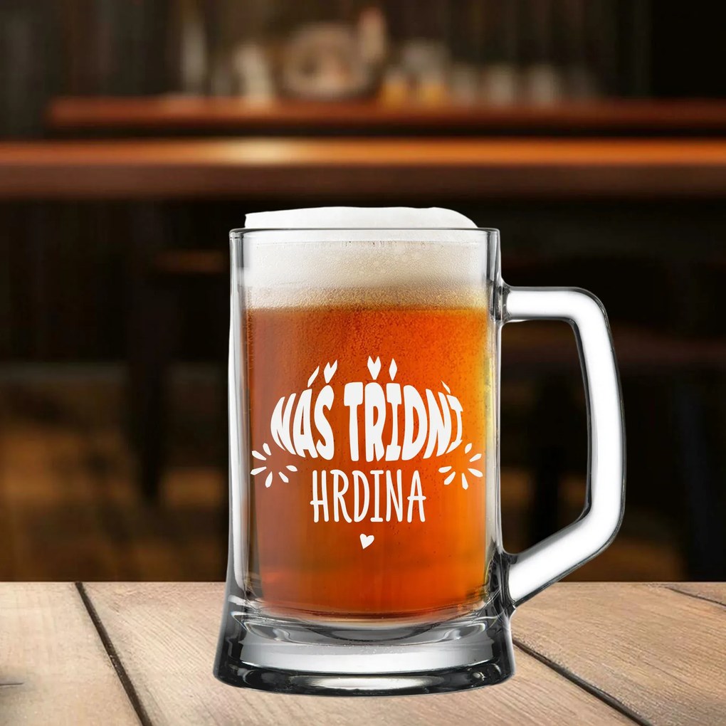 NÁŠ TŘÍDNÍ HRDINA - pivní sklenice 0,5l