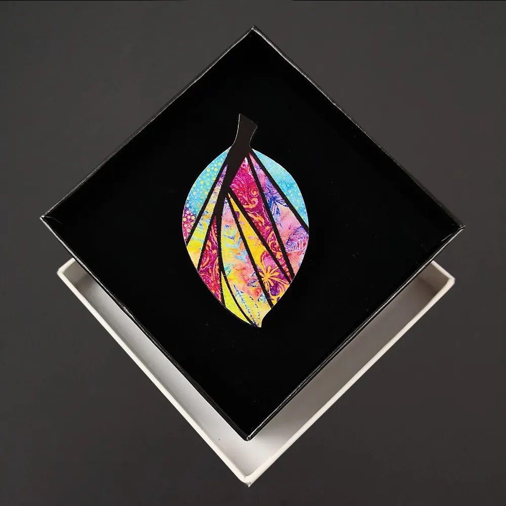 AMADEA Dřevěná brož barevná ve tvaru listu, 6x3,5 cm, český výrobek