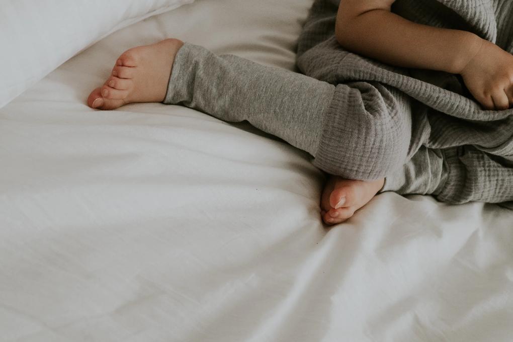 Sleepee Mušelínový spací pytel s nohavicemi ŠEDÝ Zvolte rozměr: S (1 - 2 roky)