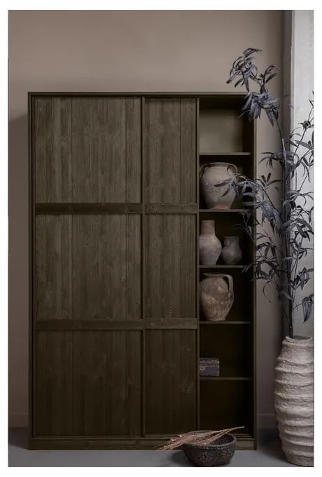 Tmavě hnědá šatní skříň z borovicového dřeva s posuvnými dveřmi 139x215 cm Katoi – BePureHome