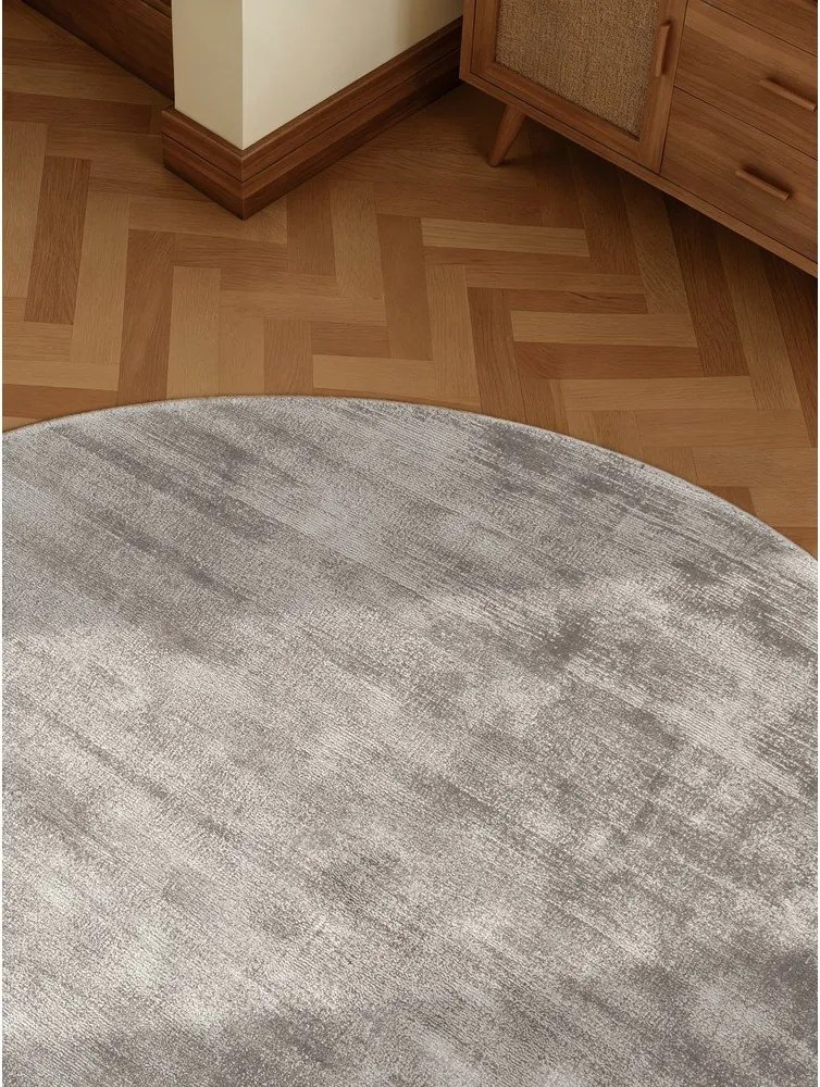 Šedý ručně tkaný kulatý koberec z viskózy ø 150 cm Noemi – Vikosa