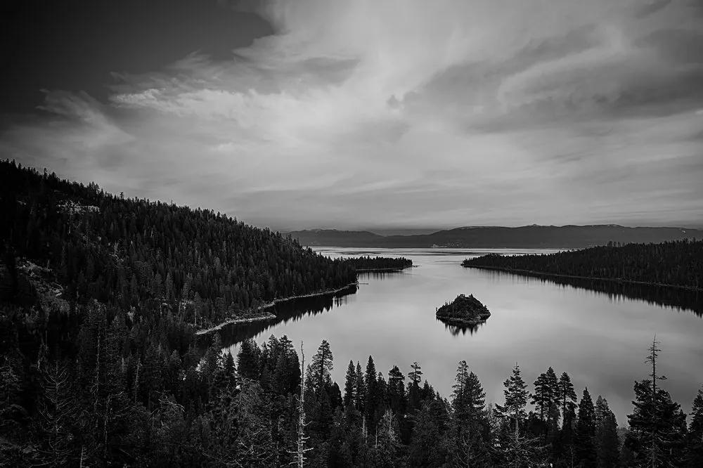 Samolepící fototapeta podvečer u jezera v černobílém - 225x150 cm