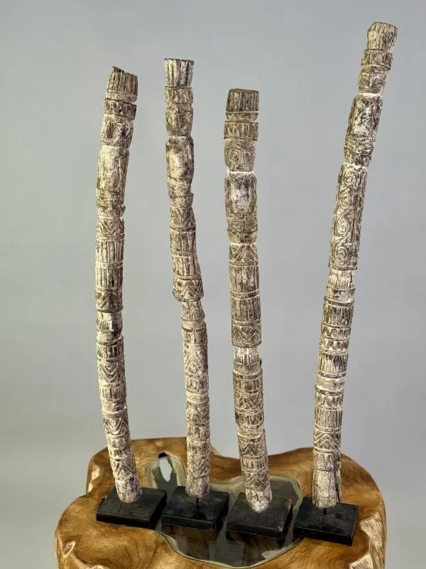 Dekorativní rituální totem z Timoru – ručně vyřezávaný dřevěný sloupek
