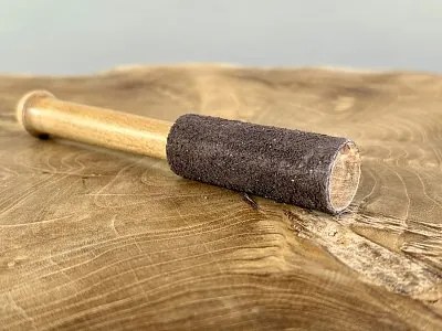 Malá palička k tibetské míse 15 cm – lehká, úzká, s koženým potahem