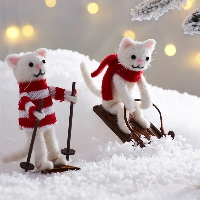 sass & belle Vánoční ozdoby Skiing & Sledging Cat Kočička na lyžích, červená barva, textil