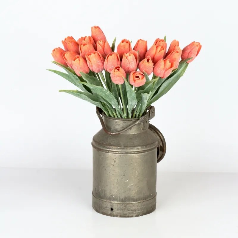 Umělý tulipán jako živý oranžový