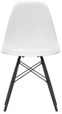 Eames Plastic Chair DSW černě lakovaný javor bílá černé na koberec Vitra