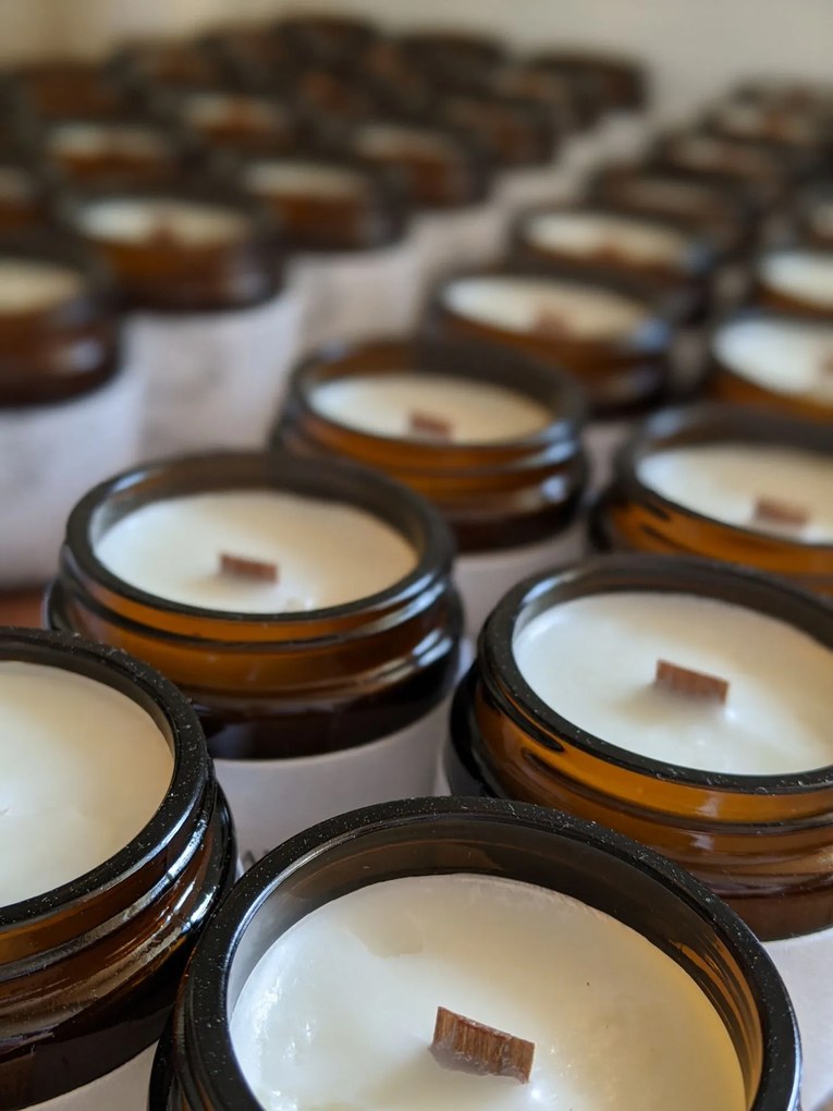 The Candle Brand Vonná svíčka ve skle Chamomile with Cedar Wood 90 g, hnědá barva, sklo, vosk