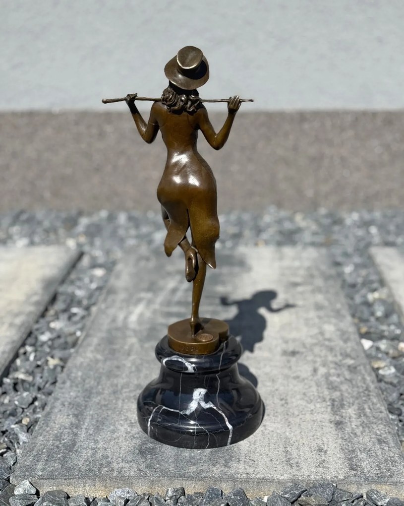 Bronzová socha kabaretní tanečnice – elegantní burleskní figurka