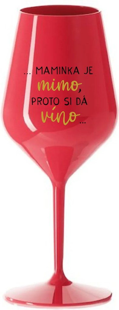 ...MAMINKA JE MIMO, PROTO SI DÁ VÍNO... - červená nerozbitná sklenice na víno 470 ml