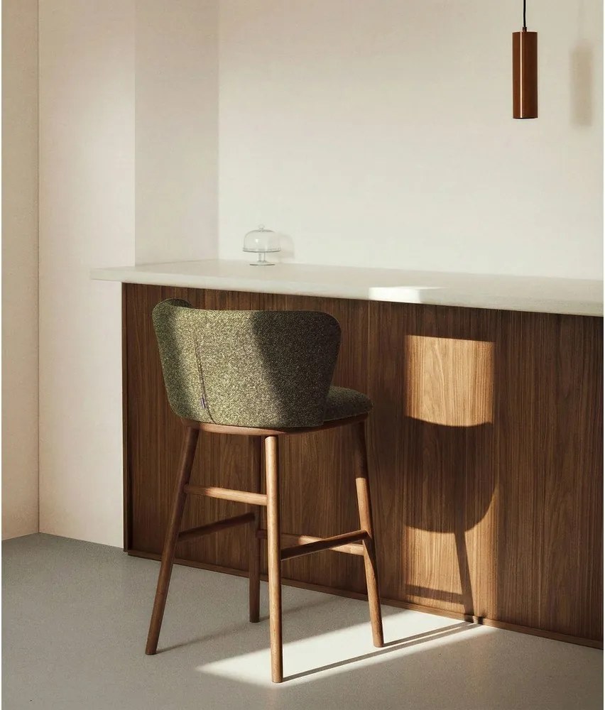 Tmavě zelená čalouněná barová židle (výška sedáku 65 cm) Ciselia – Kave Home