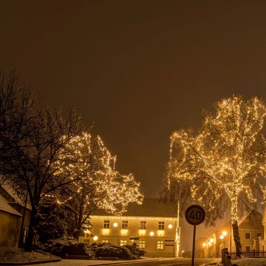 Easy Fix LED světelný řetěz, 100 m, venkovní teple bílá, 400 MEGA LED, černý kabel, IP67, cívka