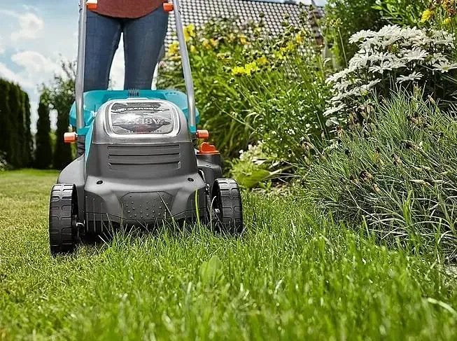 Akumulátorová sekačka Gardena PowerMax 32/36V P4A / 30 l / 71 dB(A) / do 200 m² / výška sečení 2 - 6 cm / tyrkysová/černá