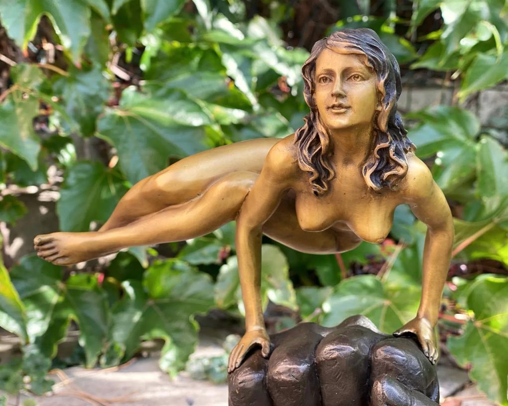 Bronzová socha soška - Nahá žena ve skoku