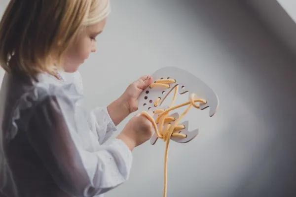 Montessori dřevěná prepletacia hračka - lýkožrout