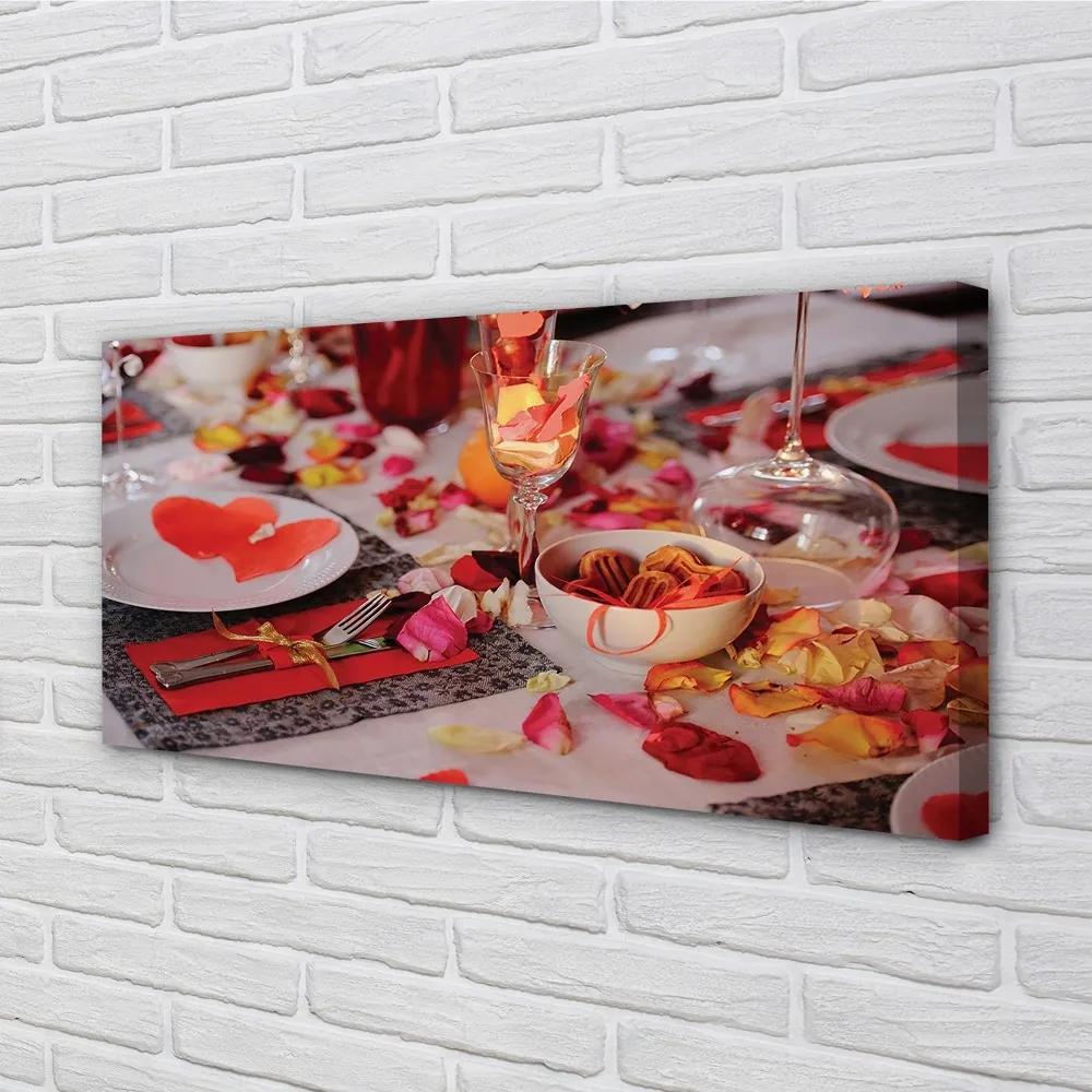 Obrazy na plátně Srdce okvětní lístky růží večeře brýle 125x50 cm
