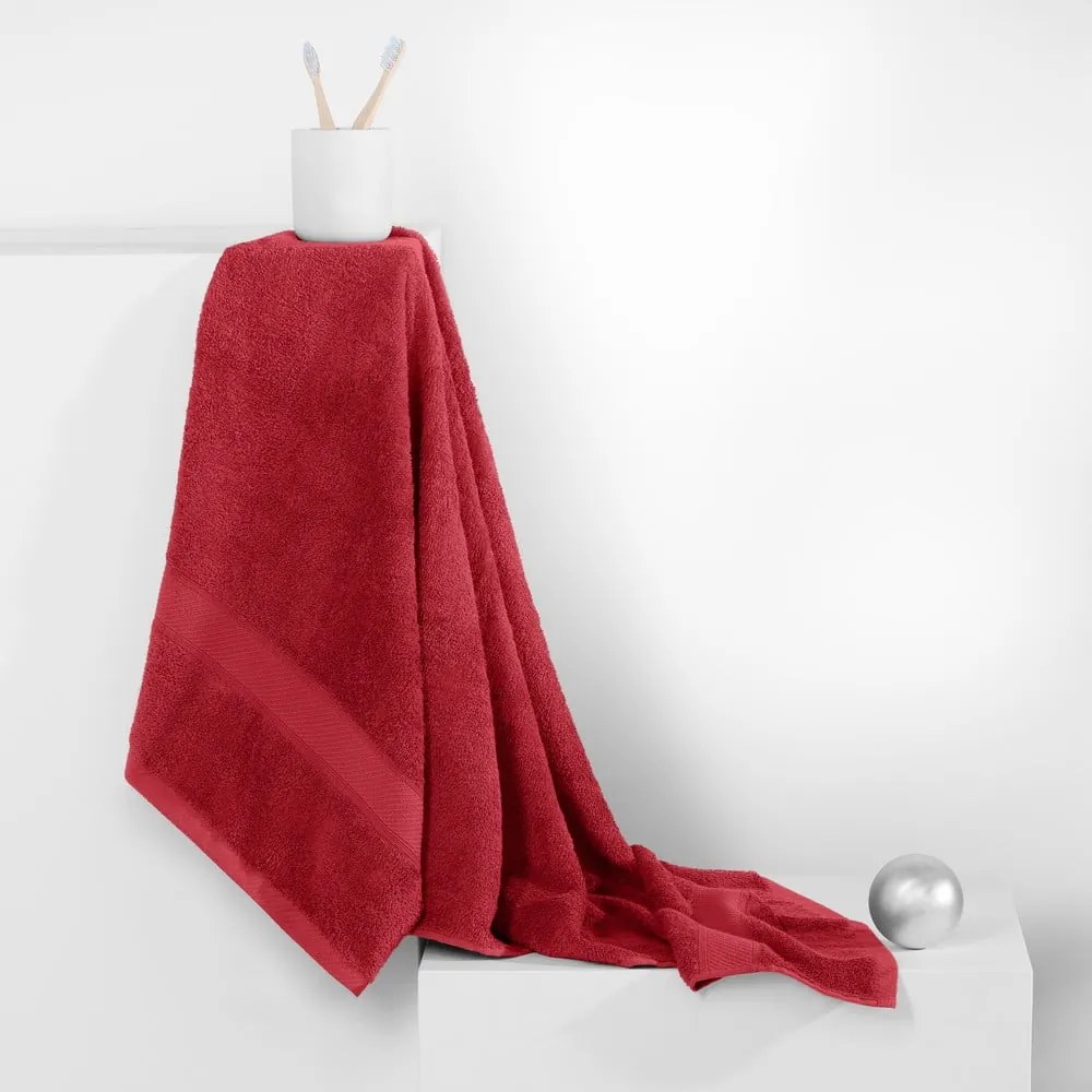 Červená osuška DecoKing Bamby Red, 70 x 140 cm