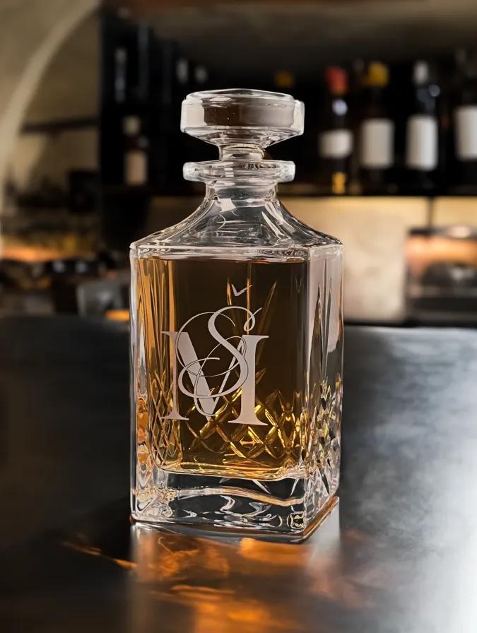 Dekorant Luxusní ručně broušená karafa na whisky s monogramem Mayfair 800 ml